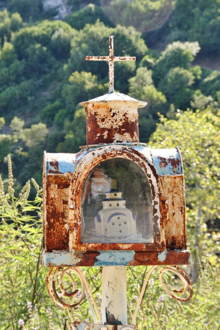 Kandylakia: History and Traditions of the Roadshine Shrines in Greece ...